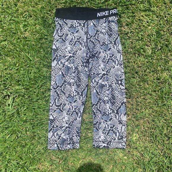 Nike | Pants & Jumpsuits | Nikeblackwhitepython Pattern Crops Size ...